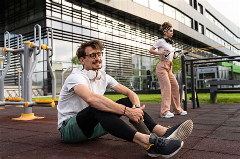 여름 운동 훈련 아마추어 부상 실제 사람들이 공간을 복사하는 동안 여자 친구 및 여성 친구와 함께 오픈 체육관에서 야외 훈련 중에 브레이크를 밟는 동안 부상을 입은 성인