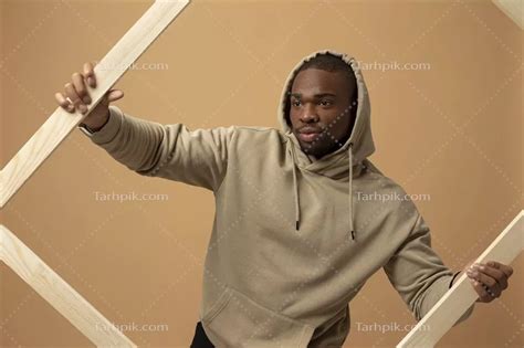 تصویر مرد سیاه پوست مدل لباس