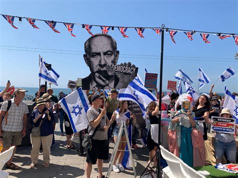 Israeli Expats Stage Protest At Netanyahu Corruption Trial Hearing In