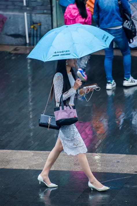 街拍雨中撑伞的肉丝白高美女蕾丝长裙尽显江南女子柔美