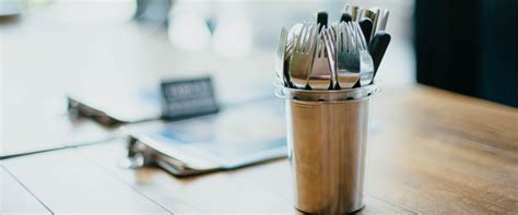 Mga Trick Upang Lumiwanag Ang Mga Kubyertos