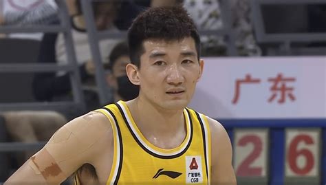 太过分？胡明轩对国家队队友下手！肘击孙铭徽脸，闫军做出大误判财经头条