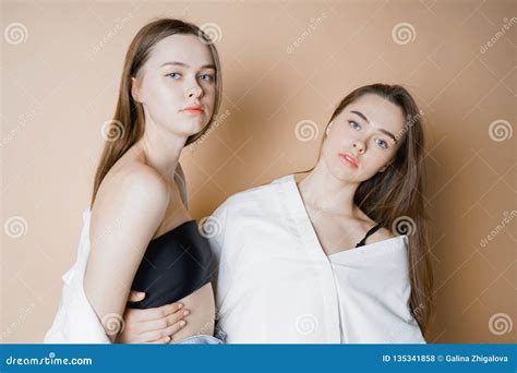 时装模特儿看的两个姐妹孪生美丽的裸体女孩 库存照片 图片 包括有 淫荡 裸体 查出 蓝色 时髦 135341858
