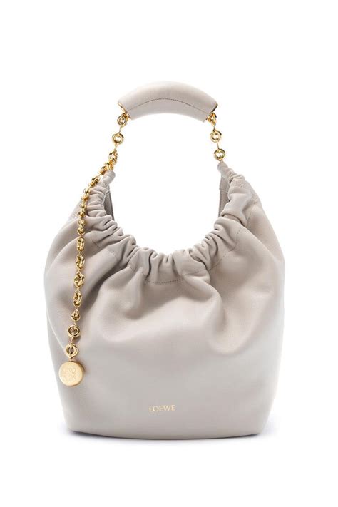 Loewe 2025春夏包款推薦top7：flamenco、puzzle特殊皮質展現極致工藝，「madria」肩背包成本季重點