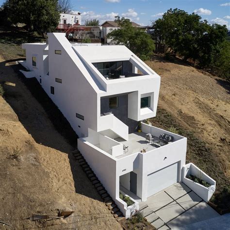 White Stucco Wraps Getty View Residence By Abramson Architects In La