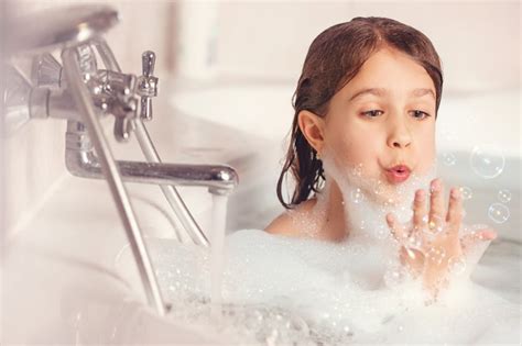 Menina Tomando Banho E Brincando Com Espuma No Banheiro Foto Premium