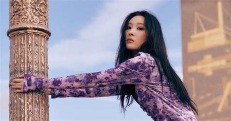 선미 파리 가로등 잡고 시크하게 [화보]