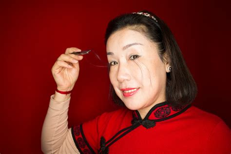 This Woman Holds The Guinness World Record For Longest Eyelashes Allure