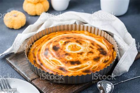 테이블에 양식에 신선한 달콤한 레이어 호박 파이를 먹을 준비가 추수 감사절 치료 0명에 대한 스톡 사진 및 기타 이미지 0명 가을 갈색 Istock