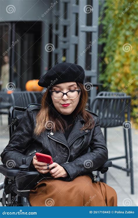 Mujer Morena Sentada En Silla De Ruedas En La Calle De La Ciudad Imagen
