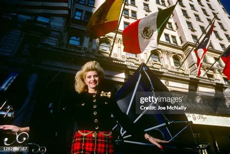371 Ivana Trump At The Plaza Hotel Photos Et Images Haute Résolution