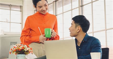 두 명의 사업가가 사무실 회의실에서 프로젝트 전략에 대해 이야기합니다 사업가는 재무 데이터 보고서에 대한 대화와 조언을 하면서 현대 직장에서 동료와 프로젝트 계획에 대해