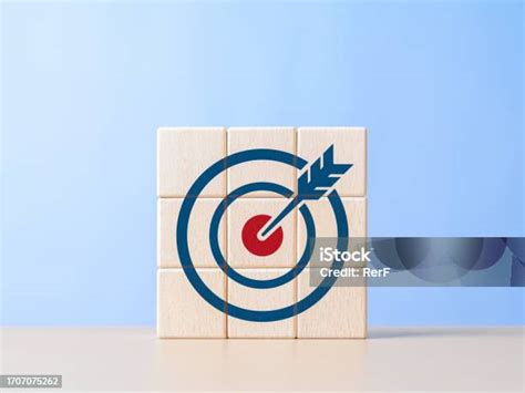 비즈니스 목표 및 성공 개념입니다 목표에 집중하고 달성하고 목표를 달성하십시오 목표 달성 계획을 위한 시작 복사 공간이 있는 화살표 중앙 다트판 대상 아이콘을 치는 나무
