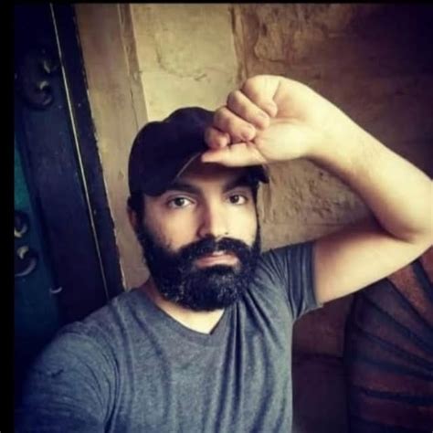 بتعملي هنا ايه يا بت 🤣