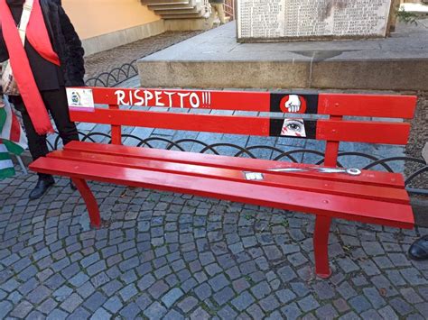 A Borgo San Dalmazzo c è una nuova panchina rossa contro la violenza