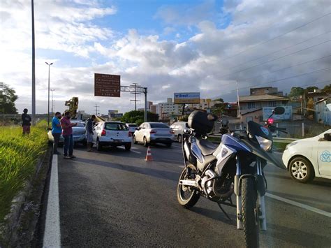 Engavetamento envolvendo três carros e um caminhão deixa o trânsito lento na Capital