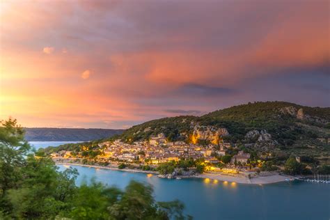 Coucher De Soleil Sur Le Village De Bauduen Adrien Noat Photographe