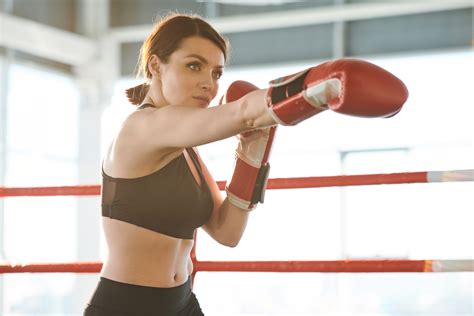 Sofit 碩妃健康事業股份有限公司 眺望城市綠洲，俯瞰飛機起降， 仰望城市星空，享受群山環繞， 挑戰自我極限 強化身心強度 感受正向能量 來sofit發現新的自己