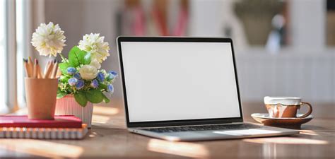 Tampilan Closeup Tempat Kerja Yang Nyaman Dengan Komputer Laptop Mock