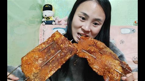 媳妇挑战脆皮猪皮，烤得滋滋冒油，一整张猪皮大口啃，皮脆掉渣爽 Youtube