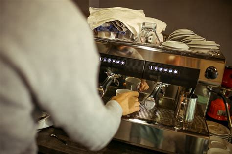 바에서 커피를 만들기 위해 커피 머신을 사용하는 바텐더 기업 재무와 산업에 대한 스톡 사진 및 기타 이미지 기업 재무와 산업