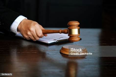 변호사는 고객에 게 망치 및 법률 법과 체결 된 계약을 제출 합니다 정의와 변호사 개념 검사 변호사에 대한 스톡 사진 및 기타