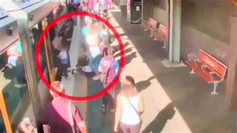 男童上列车踩空跌入缝隙中 母亲推车跟其身后目睹全程凤凰网视频凤凰网