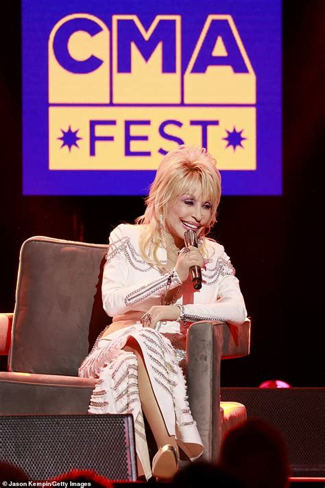 Dolly Parton Announces Broadway Musical Hello Im Dolly Featuring
