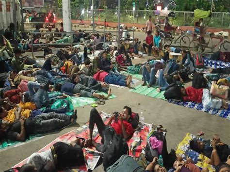 BPSC Bihar Teacher Exam Photos BPSC TRE Day Candidates Lying At The Station Bus Adda Trains