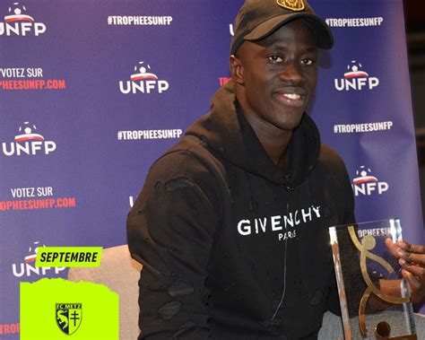 Fc Metz Ibrahima Niane fier de recevoir le trophée de joueur de
