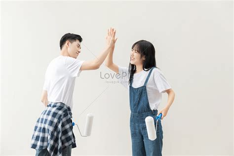 하이 파이브를 장식하는 젊은 부부 사진 무료 다운로드 Lovepik