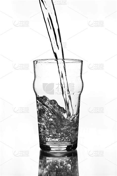 加水的酒杯