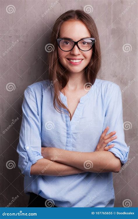 O Retrato De Vidros Vestindo Da Jovem Mulher Feliz Bonita Aproxima A