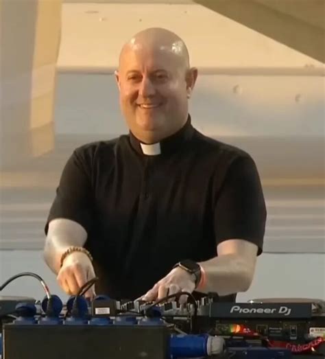 Un Prete Dj La Storia Insolita Di Padre Guilherme Lisbona Magazine