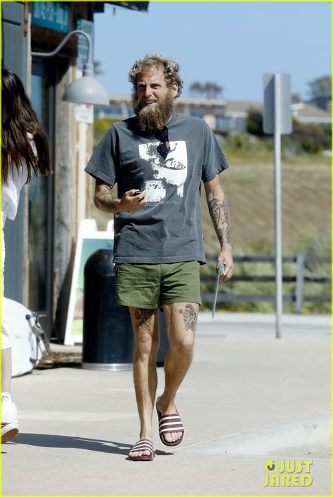 Jonah Hill Shows Off His Surfer Style While Stopping At A Board Shop Photo 4932777 Jonah Hill