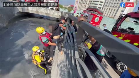 消防員搶救過程 彰化縣田中鎮一名55歲婦人，昨天被其丈夫發現疑在八堡圳落水，彰化縣消防局動員人車前往搶救，最後在距離落水點約10公里的員林