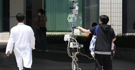 포토 이동하는 의사와 환자