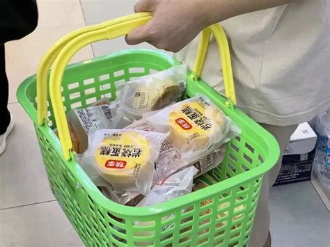 学生在超市排队等结账，结果全给免单了中安新闻中安新闻客户端中安在线