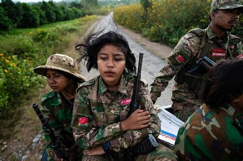 Dans La Jungle Birmane Des Jeunes Femmes Soldats Combattent La Junte