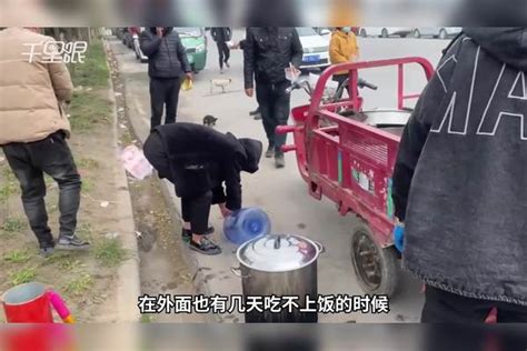 【河南】春日暖心故事，00后小伙路边支摊为因疫情滞留大车司机做饭：爸爸也曾是大车司机，知道他们不易路边支大车疫情