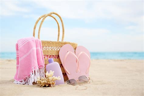 바다 근처 모래에 다른 세련된 해변 개체와 산호 텍스트 공간 0명에 대한 스톡 사진 및 기타 이미지 0명 가방 개인