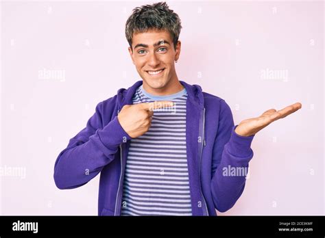 Junger Hübscher Mann Der Ein Lässiges Lila Sweatshirt Trägt Staunt