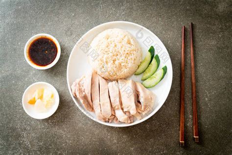 用鸡汤蒸煮的海南鸡饭或米饭亚洲菜图片 包图网企业站