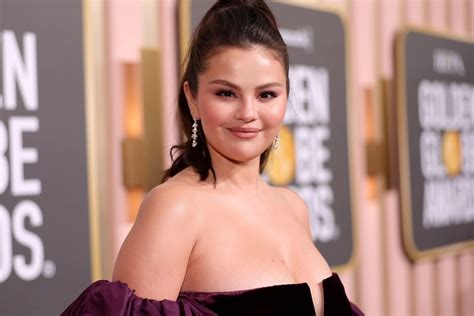 Selena Gomez Blushes While Texting A Mysterious Boy Amid Benny Blanco S