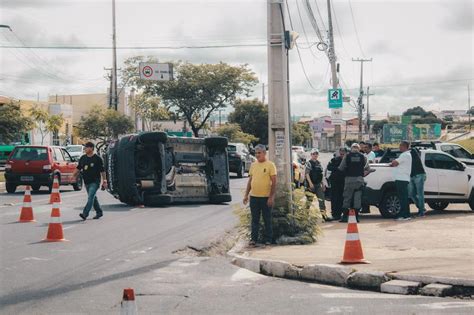 Viatura Da Polícia Penal Tomba Após Bater Em Carro De Passeio No Piauí