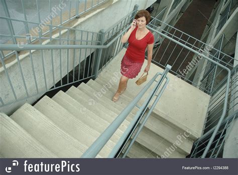 Жена на лестнице 62 фото НА ДАЧЕ ФОТО