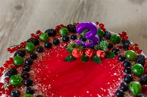 맛 있는 건강 한 채식 음식 신선한 붉은 열매와 녹색 장식 딸기 치즈 케이크를 구워 하지 마십시오 민트 잎 공간 복사 갈색에 대한 스톡 사진 및 기타 이미지 Istock