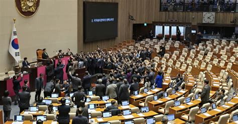 보수신문 탄핵으로 경제 위기 주장에 내란 동조 세력 비판