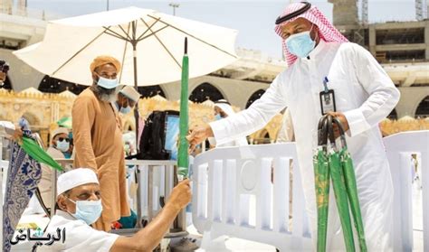 جريدة الرياض توزيع 12 ألف مظلة على المصلين والعاملين في المسجد الحرام