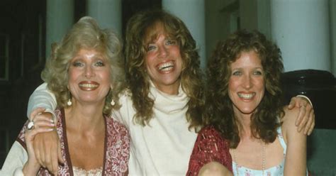 Carly Simon Honors Two Sisters Who Both Died Of Cancer 1 Day Apart